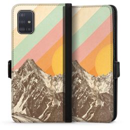 DeinDesign Galaxy A51 Handy Klapph&uuml;lle Handyh&uuml;lle aus Kunst Leder schwarz Flip Case Sunshine Mountain Retro Sideflip mit Lasche