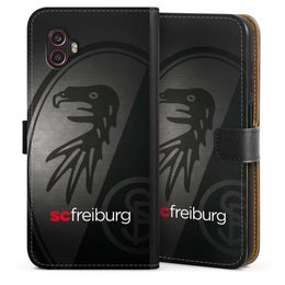DeinDesign Galaxy XCover 6 Pro Handy Klapph&uuml;lle Handyh&uuml;lle aus Kunst Leder schwarz Flip Case Sc Freiburg Official Licensed Product Metallic Look Sideflip mit 