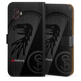 DeinDesign Galaxy XCover 6 Pro Handy Klapph&uuml;lle Handyh&uuml;lle aus Kunst Leder schwarz Flip Case Sc Freiburg Official Licensed Product Metallic Look Sideflip mit 