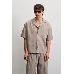 Kurzarmhemd Pegador "TROY PLISSEE SUMMER SHIRT", Herren, Gr. L, N-Gr, warm taupe, Web, Obermaterial: 93% Polyester, 7% Elasthan, unifarben, regular fit normal, V-Ausschnitt, gerader Abschluss, Hemden, Baumwollmischung, regular fit