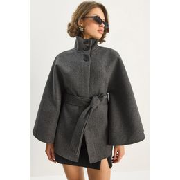 Poncho-Mantel mit Krawattenverschluss