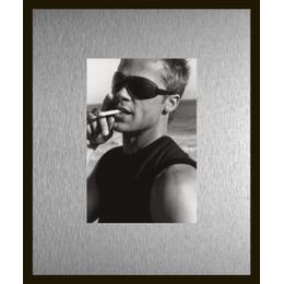 Bild queence "Trend Wandbild, Wandkunst, Kunstdruck "Brad Pitt mit Zigarette", farbe rahmen: schwarz, farbe bild(er): silber, B:50cm H:40cm T:1,5cm, Aluminium, Bilder, Bild, inkl. Passepartout aus hochwertigem Aluminium und schwarzem Rahmen