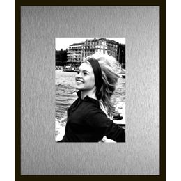 Bild queence "Trend Wandbild, Wandkunst, Kunstdruck "Brigitte Bardot", farbe rahmen: schwarz, farbe bild(er): silber, B:40cm H:30cm T:1,5cm, Aluminium, Bilder, Bild, inkl. Passepartout aus hochwertigem Aluminium und schwarzem Rahmen