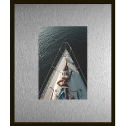 Bild queence "Trend Wandbild, Wandkunst, Kunstdruck "Frau auf Segelboot", farbe rahmen: schwarz, farbe bild(er): silber, B:50cm H:40cm T:1,5cm, Aluminium, Bilder, Bild, inkl. Passepartout aus hochwertigem Aluminium und schwarzem Rahmen