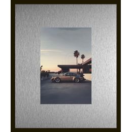 Bild queence "Trend Wandbild, Wandkunst, Kunstdruck "Rennwagen in Palm Springs", farbe rahmen: schwarz, farbe bild(er): silber, B:40cm H:30cm T:1,5cm, Aluminium, Bilder, Bild, inkl. Passepartout aus hochwertigem Aluminium und schwarzem Rahmen