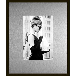 Bild queence "Trend Wandbild, Wandkunst, Kunstdruck "Audrey Hepburn", farbe rahmen: schwarz, farbe bild(er): silber, B:50cm H:40cm T:1,5cm, Aluminium, Bilder, Bild, inkl. Passepartout aus hochwertigem Aluminium und schwarzem Rahmen