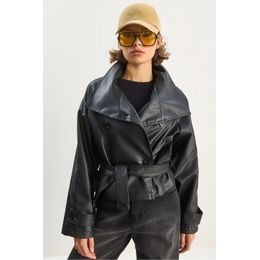 &Uuml;bergro&szlig;e Kunstlederjacke mit Knopfverschluss