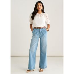 Hellblaue Jeans mit Falten und weitem Bein