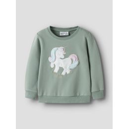 Sweatshirt name it "NMFKISA LS SWEAT UNB BOX", M&auml;dchen, Gr. 104, gr&uuml;n milieu, Sweatware, Obermaterial: 95% Baumwolle, 5% Elasthan, bedruckt, regular fit normal, Rundhals, Rippb&uuml;ndchen, Sweatshirts Sweatshirt, Baumwollmischung, regular fit