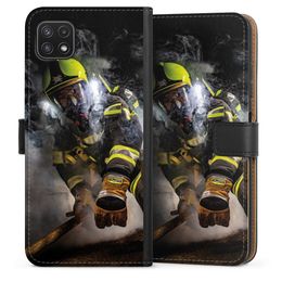 DeinDesign Galaxy A22 5G Handy Klapph&uuml;lle Handyh&uuml;lle aus Kunst Leder schwarz Flip Case Fire Fighter Fire Fighters Fire Sideflip mit langer Lasche