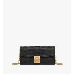 MCM Tracy Portemonnaie aus gepr&auml;gtem Leder mit Monogramm und Kettenriemen MYLESXT01BK001