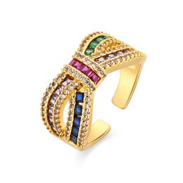 Luxenter-Ring aus Metalllegierung und mehrfarbigem Zirkonia, gefertigt in 18-karat-Gelbgold - Alnis