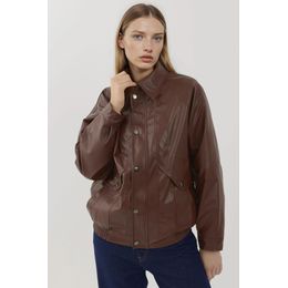 &Uuml;bergro&szlig;e Kunstlederjacke mit Taschen
