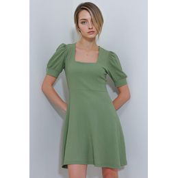 Strukturiertes Minikleid mit quadratischem Kragen