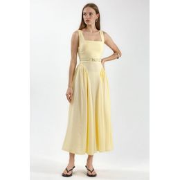 Kleid mit quadratischem Kragen und Tailleng&uuml;rtel in Midi-L&auml;nge