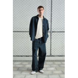 Gestreiftes Denim-Hemd mit Knopf und Tasche