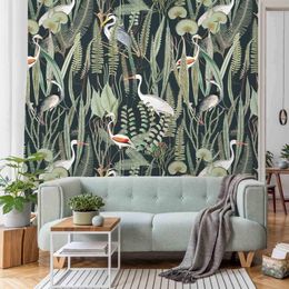 Mustertapete Flamingos und St&ouml;rche mit Pflanzen auf Gr&uuml;n
