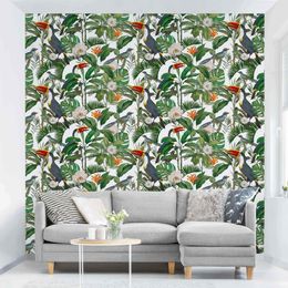 Mustertapete Tropischer Tukan mit Monstera und Palmenbl&auml;ttern
