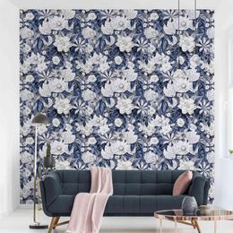 Mustertapete Wei&szlig;e Blumen vor Blau