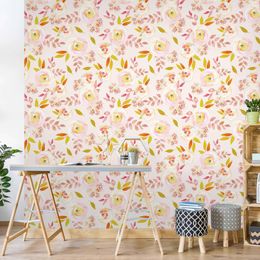 Mustertapete Gelbe Bl&auml;tter mit Aquarell Blumen vor Rosa