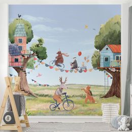 Fototapete - Wilde Party zwischen Baumh&auml;usern - Wald modern Aquarell bunt B&auml;ume Kinderzimmer Baby M&auml;dchen Jungen