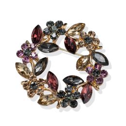 Brosche Firetti "Schmuck Geschenk Kupfer Ansteckschmuck Kranz", gelbgoldfarben, dunkelrot, schwarz, lila, kristallwei&szlig;, dunkelrot, schwarz, lila, kristallwei&szlig;, Broschen, Damen, Kupfer, Brosche
