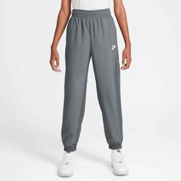 Sporthose Nike Sportswear "K NSW CLUB WVN JGGR LBR", M&auml;dchen, Gr. M (140/146), N-Gr, smoke grau, wei&szlig;, Obermaterial: 100% Polyester, Hosen Sporthose, aus Polyester, f&uuml;r Jugendliche, sportlicher Stil, leichtes Material