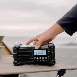 Digitales Survival-Radio, Schwarz
