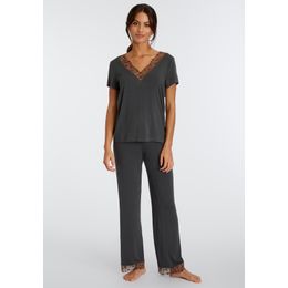 Pyjama Lascana, Damen, Gr. 32/34, grau (dunkel grau), Single Jersey, Obermaterial: 95% Viskose, 5% Elasthan, k&ouml;rpernah, V-Ausschnitt, eingesetzt, Homewear-Sets Pyjama, mit bunten Spitzendetails