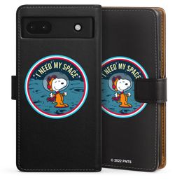 DeinDesign Google Pixel 6a Handy Klapph&uuml;lle Handyh&uuml;lle aus Kunst Leder schwarz Flip Case Peanuts Snoopy Weltall Sideflip mit langer Lasche