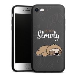 DeinDesign iPhone SE (2020) Handy Premium Silikon H&uuml;lle Handyh&uuml;lle schwarz Case Lazy Sunday Sayings Sloth Silikon Premium Case
