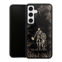DeinDesign Galaxy S24 Handy Gallery Case Handyh&uuml;lle 9H Geh&auml;rtetes Glas R&uuml;ckseite H&uuml;lle Tv Show Designs Wikinger Vikings Gallery Case
