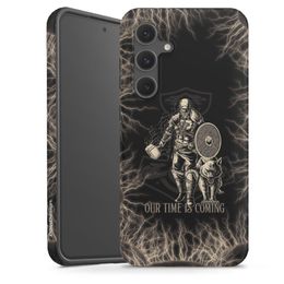 DeinDesign Galaxy S24 FE 5G Handy Panzer Handyh&uuml;lle robuste Outdoor H&uuml;lle Schutzh&uuml;lle gl&auml;nzend Tv Show Designs Wikinger Vikings Tough Case