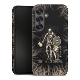 DeinDesign Galaxy S25 Handy Panzer Handyh&uuml;lle robuste Outdoor H&uuml;lle Schutzh&uuml;lle matt Tv Show Designs Wikinger Vikings Tough Case