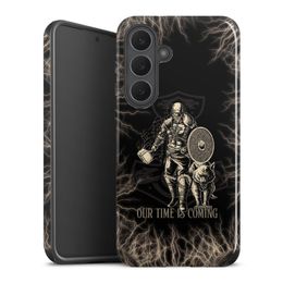 DeinDesign Galaxy S25 FE Handy Panzer Handyh&uuml;lle robuste Outdoor H&uuml;lle Schutzh&uuml;lle gl&auml;nzend Tv Show Designs Wikinger Vikings Tough Case
