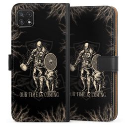 DeinDesign Galaxy A22 5G Handy Klapph&uuml;lle Handyh&uuml;lle aus Kunst Leder schwarz Flip Case Wikinger Vikings Tv Show Designs Sideflip mit langer Lasche