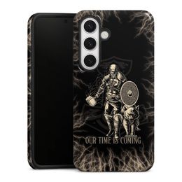 DeinDesign Galaxy S24 Handy Panzer Handyh&uuml;lle robuste Outdoor H&uuml;lle Schutzh&uuml;lle gl&auml;nzend Tv Show Designs Wikinger Vikings Tough Case