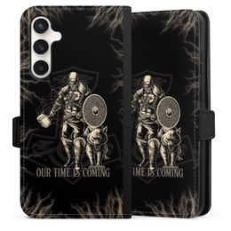 DeinDesign Galaxy S23 FE Handy Klapph&uuml;lle Handyh&uuml;lle aus Kunst Leder schwarz Flip Case Tv Show Designs Wikinger Vikings Sideflip mit Lasche