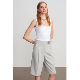 Hochgeschnittene gestreifte ma&szlig;geschneiderte Shorts mit G&uuml;rtel