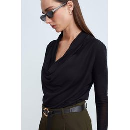Schlank geschnittene Wollbluse mit Kapuze