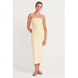 H&uuml;ftbetontes Midi-Kleid ohne Tr&auml;ger mit Schlitz