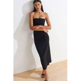 H&uuml;ftbetontes Midi-Kleid ohne Tr&auml;ger mit Schlitz