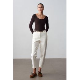 Gecurvte Gabardine-Chinos mit G&uuml;rtel und geradem Bein