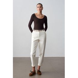 Gecurvte Gabardine-Chinos mit G&uuml;rtel und geradem Bein