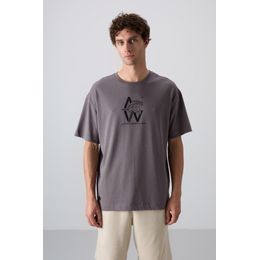&Uuml;bergr&ouml;&szlig;en-Logo-Druck T-Shirt mit kurzen &Auml;rmeln