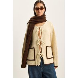 &Uuml;bergro&szlig;e Strickjacke mit Bindebandverschluss
