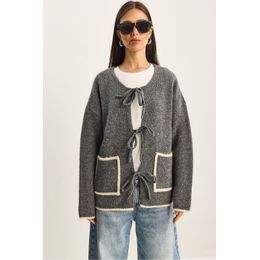 &Uuml;bergro&szlig;er Strickcardigan mit Krawattenschluss