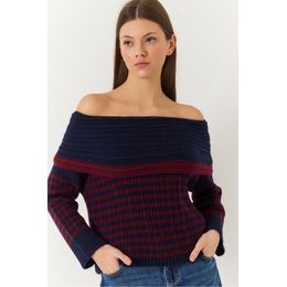 Gestreifter schulterfreier Strickpullover