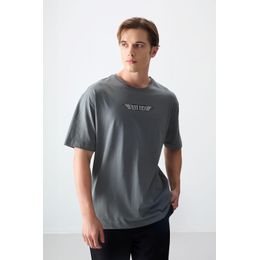 &Uuml;berdimensioniertes Baumwoll-Logo-T-Shirt