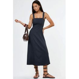 Kleid mit quadratischem Ausschnitt im A-Linien-Schnitt midi